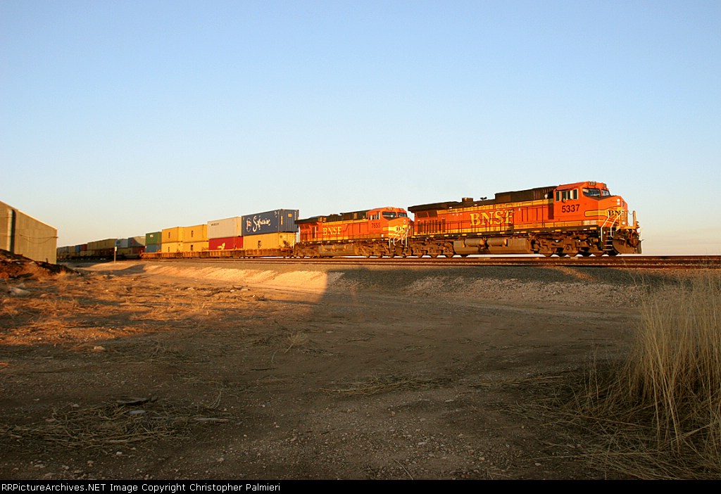 BNSF 5337 and BNSF 7655
